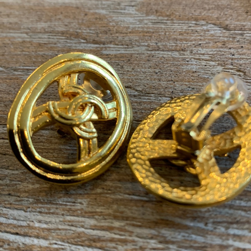 Chanel Vintage Oval X Design Gold Plate Cc Logo Clip-… - Gem